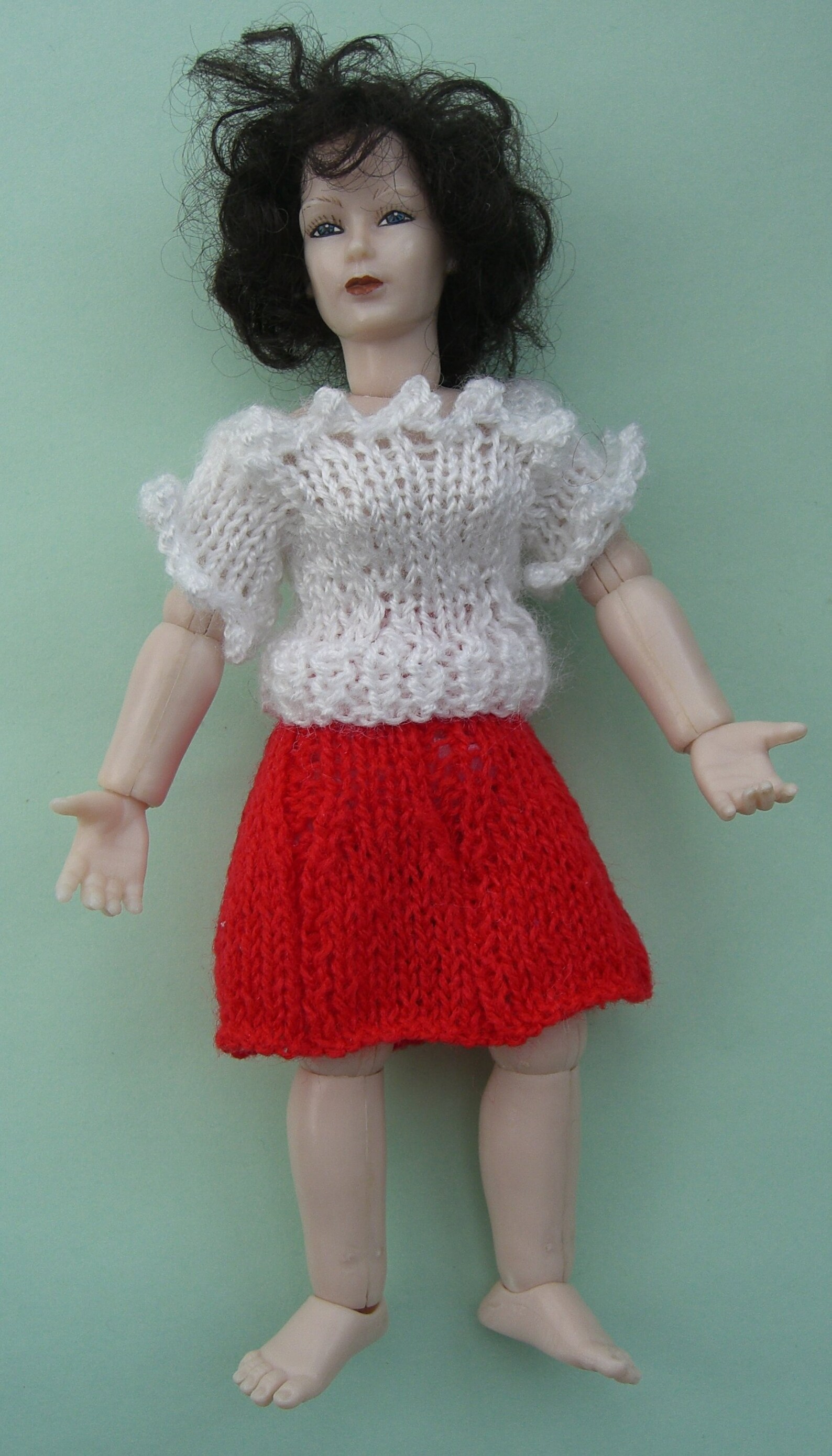 Easy to Knit Miniature Knitting Patterns for the Dolls House by Helen ...