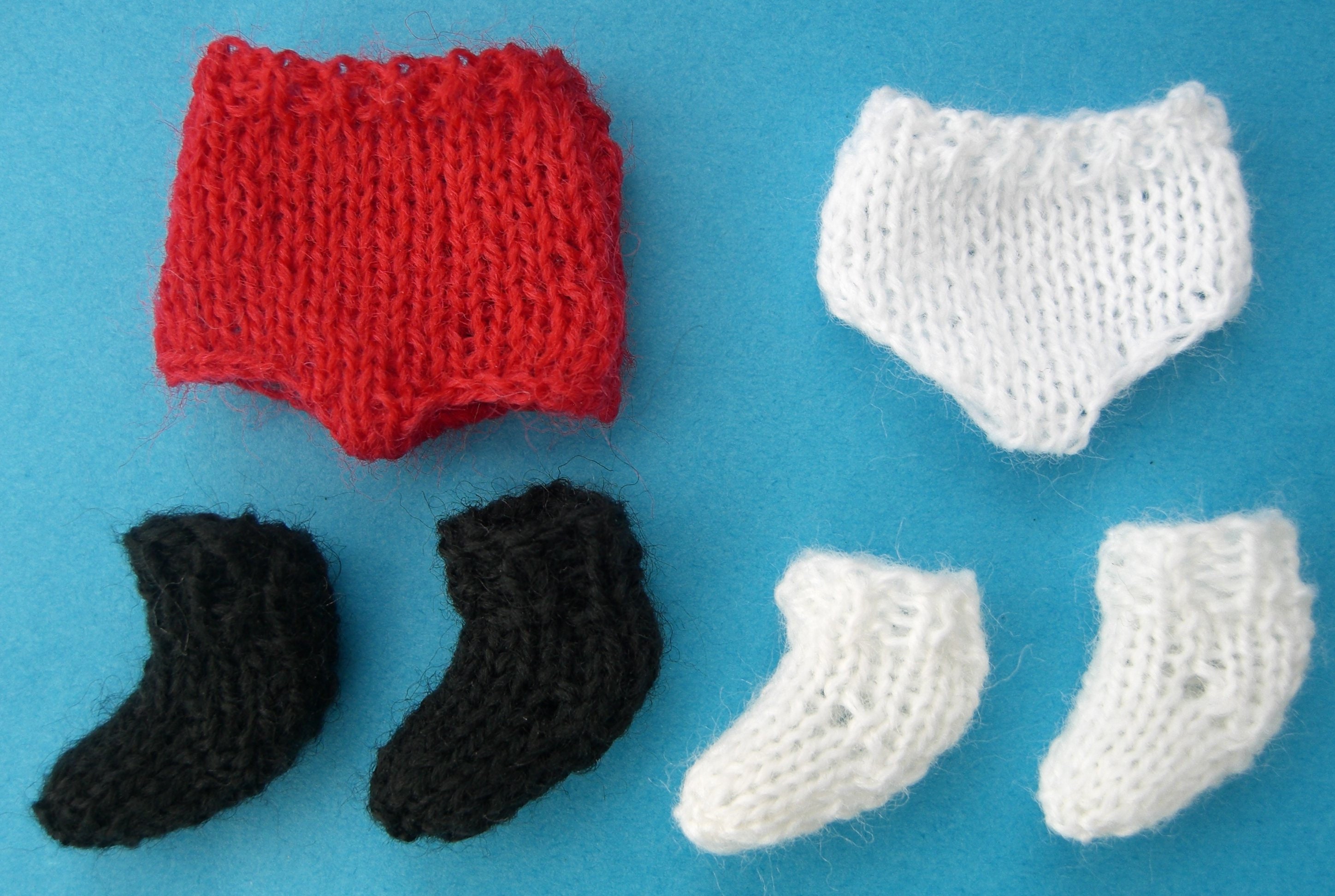 Easy to Knit Miniature Knitting Patterns for the Dolls House by Helen ...