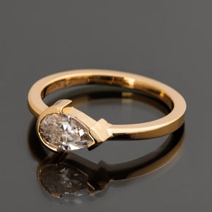 Solid 18k Gold Horizontal Set Pear-shaped Minimalistic Diamond ...