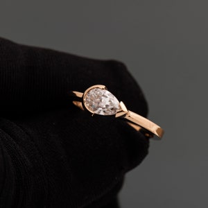 Solid 18k Gold Horizontal Set Pear-shaped Minimalistic Diamond ...