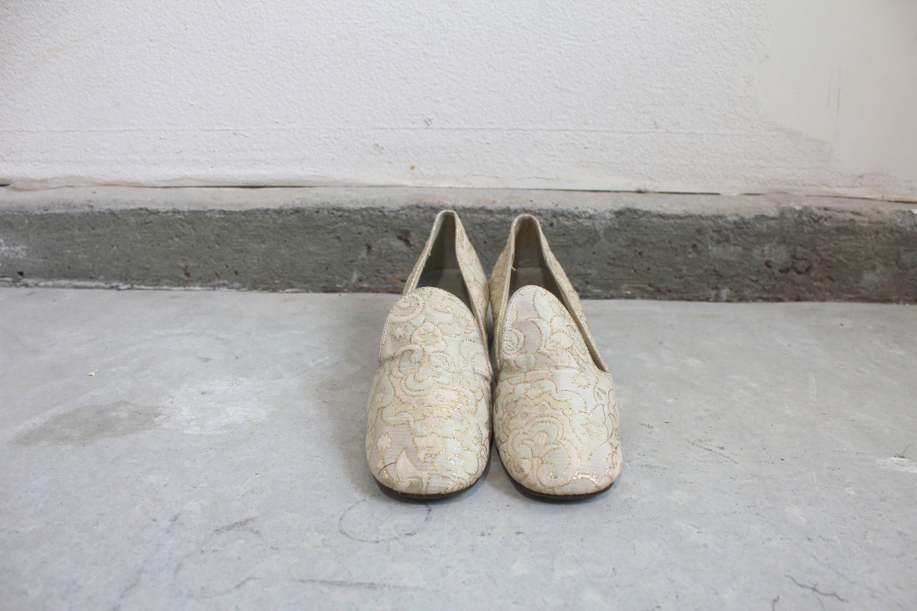 1960s Metallic Gold Brocade Slippers by Oomphies | Size 5.5 - Etsy