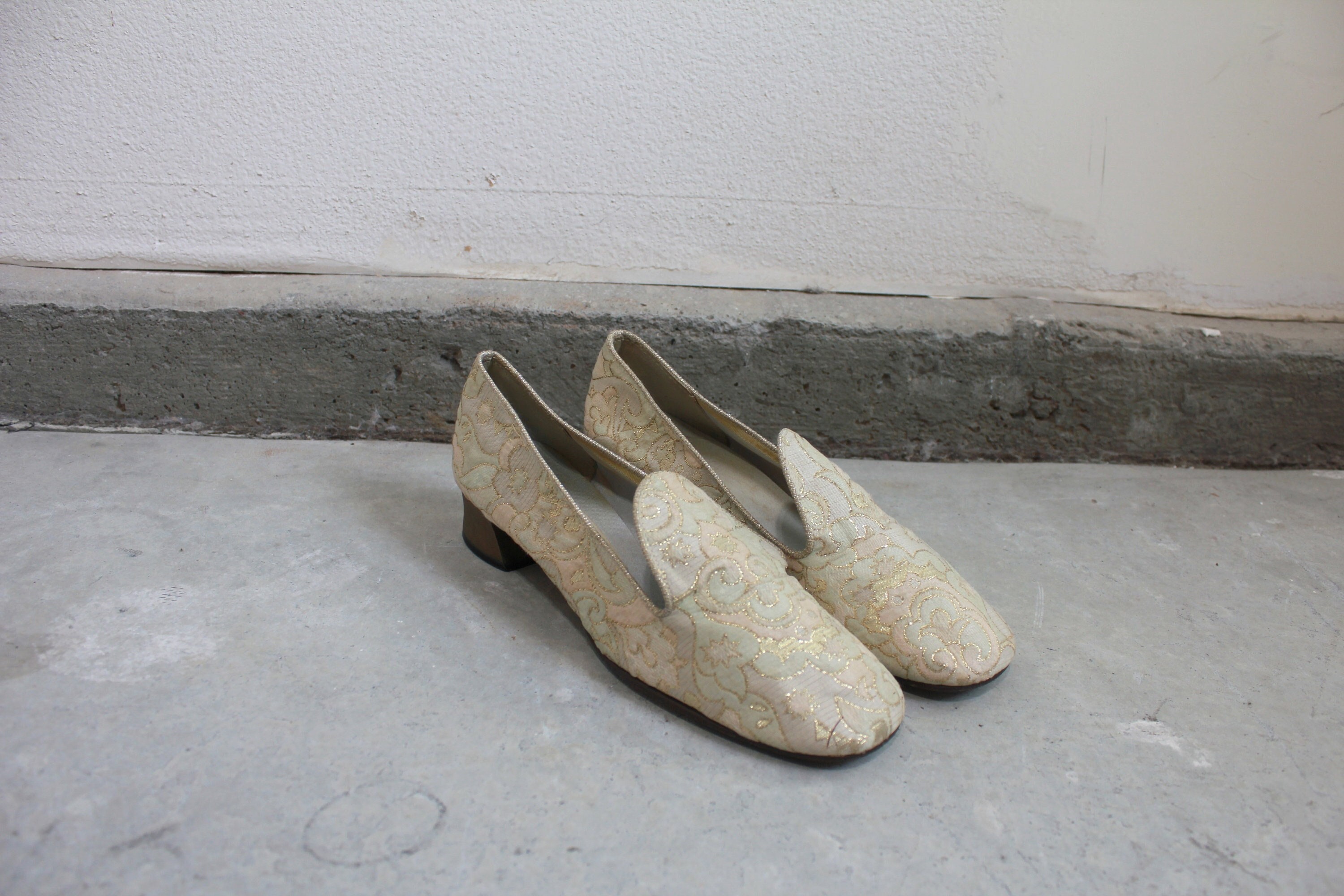 1960s Metallic Gold Brocade Slippers by Oomphies | Size 5.5 - Etsy