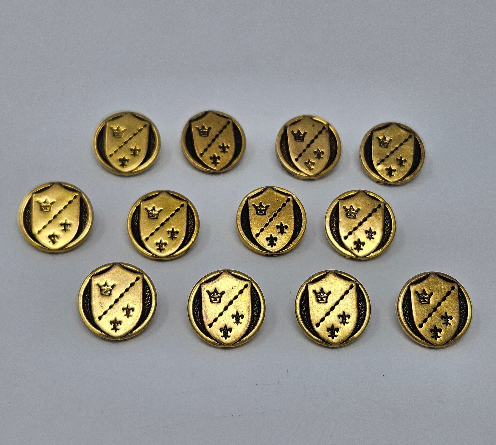 12 Pcs Gold Royal Shield With Crown & Fleur De Lis Molded Plastic ...