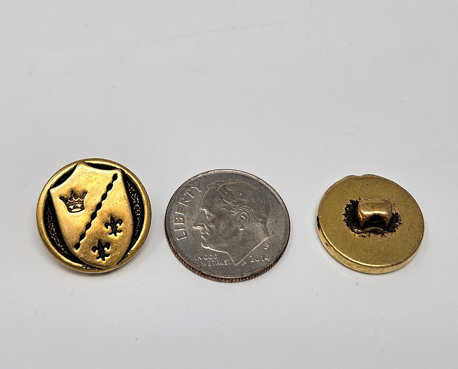 12 Pcs Gold Royal Shield With Crown & Fleur De Lis Molded Plastic ...