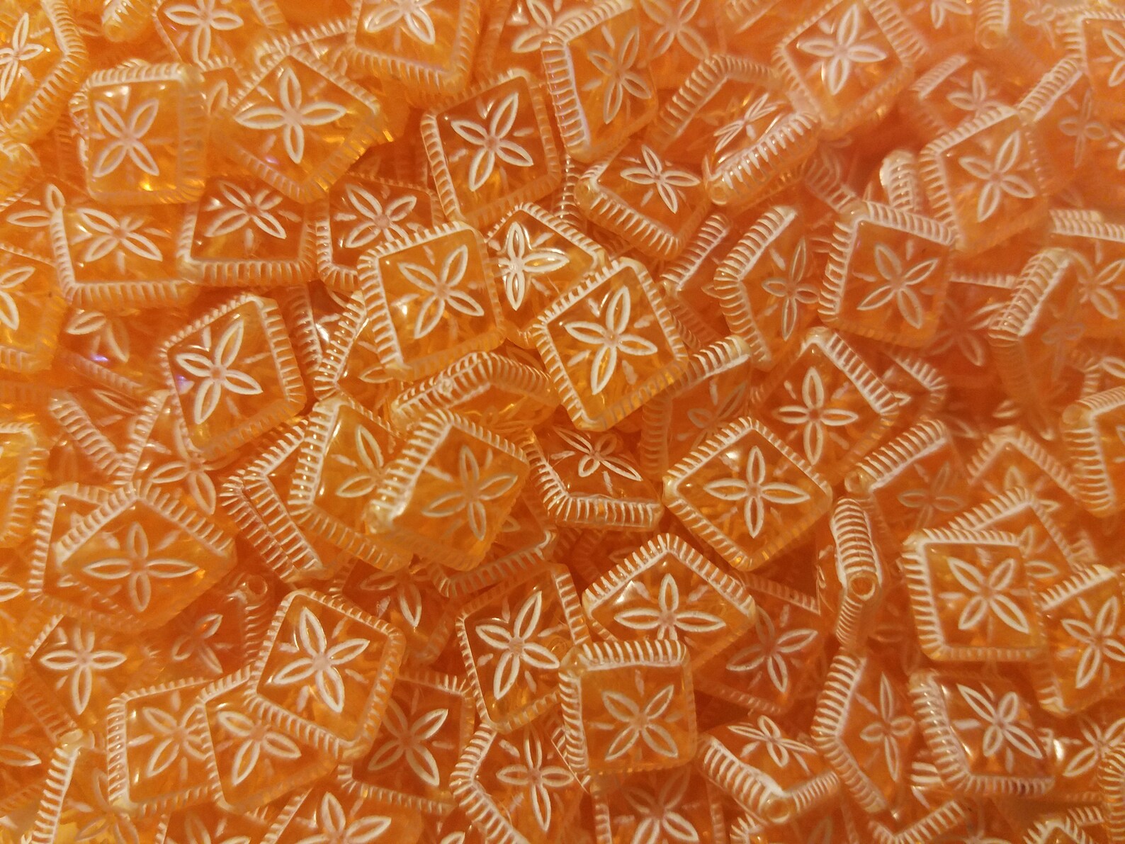 500 Pcs Etched Flower Design Diamond Shape Plastic Craft Jewelry Beads ...