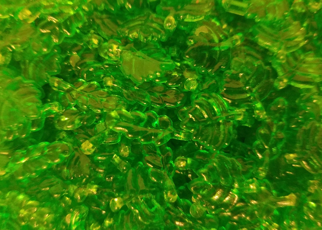 Pack of 1,000 Transparent Green Plastic Leaf Charms Small Leaves for ...