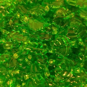 Pack of 1,000 Transparent Green Plastic Leaf Charms Small Leaves for ...