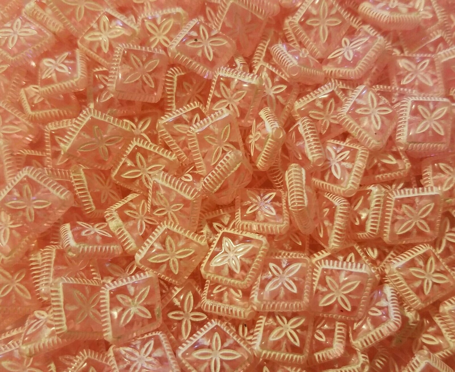 500 Pcs Etched Flower Design Diamond Shape Plastic Craft Jewelry Beads ...