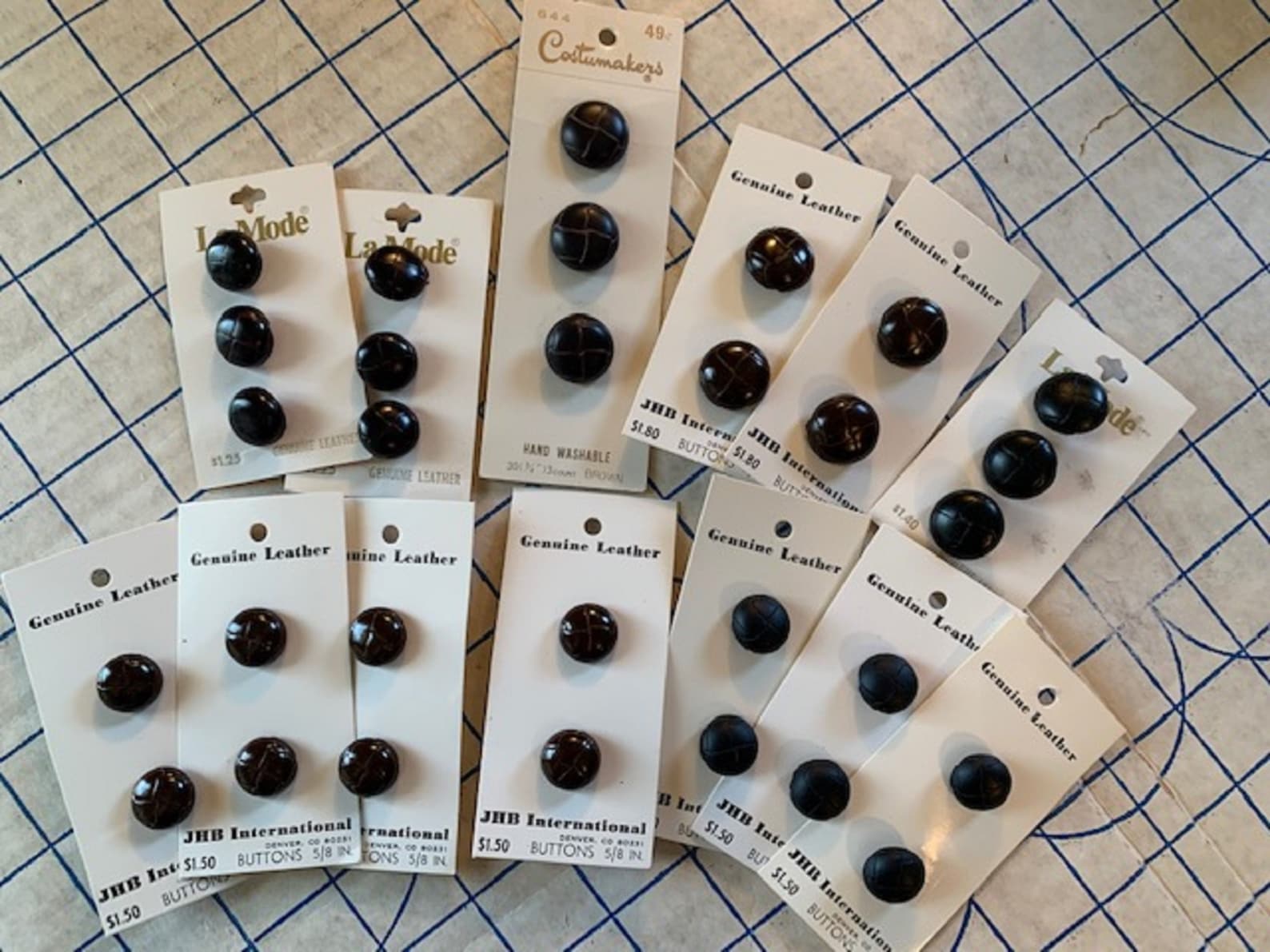 Botones de cuero genuino Lote 30 en 13 tarjetas originales, colores ...
