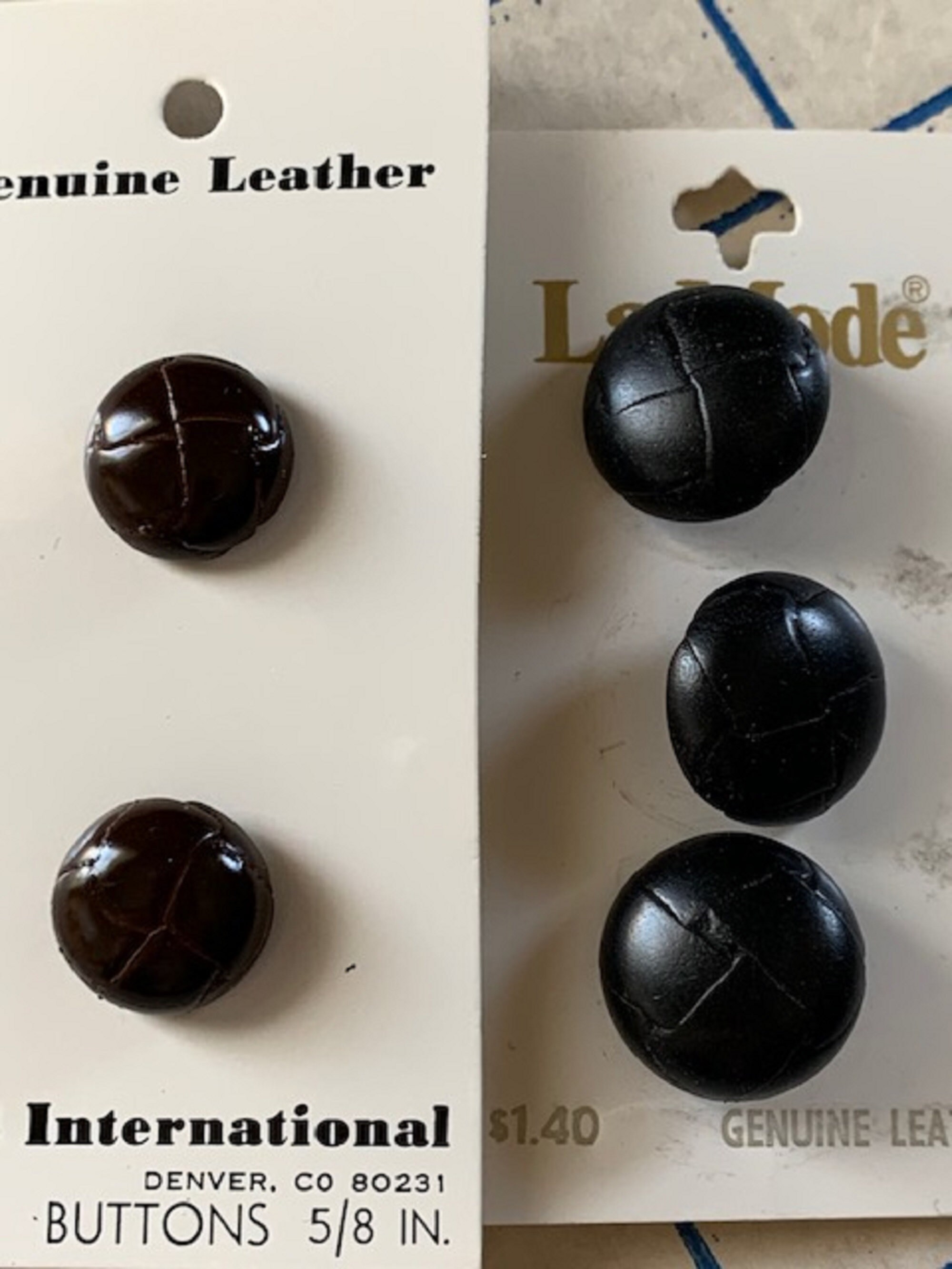 Botones de cuero genuino Lote 30 en 13 tarjetas originales, colores ...