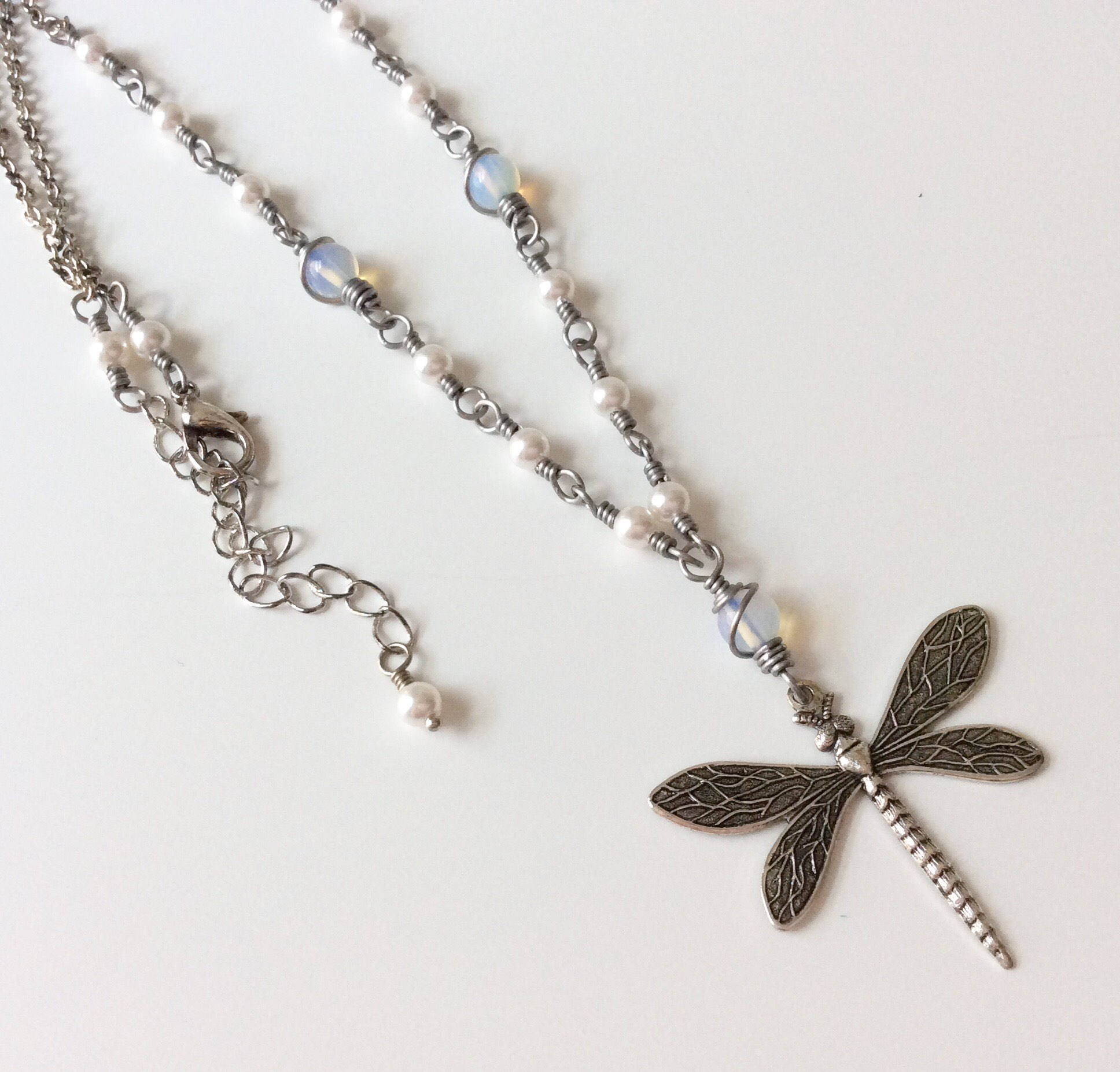 Collar de libélula envuelto en alambre de plata - Etsy España