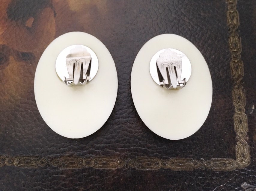 Vintage Oval Plastic Flower Clip-on Earrings - Etsy 日本