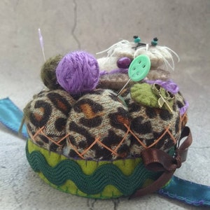 Siamese Cat Handmade Wrist Band Pin Cushion, Cat Pin Cushion, Cute Gift ...