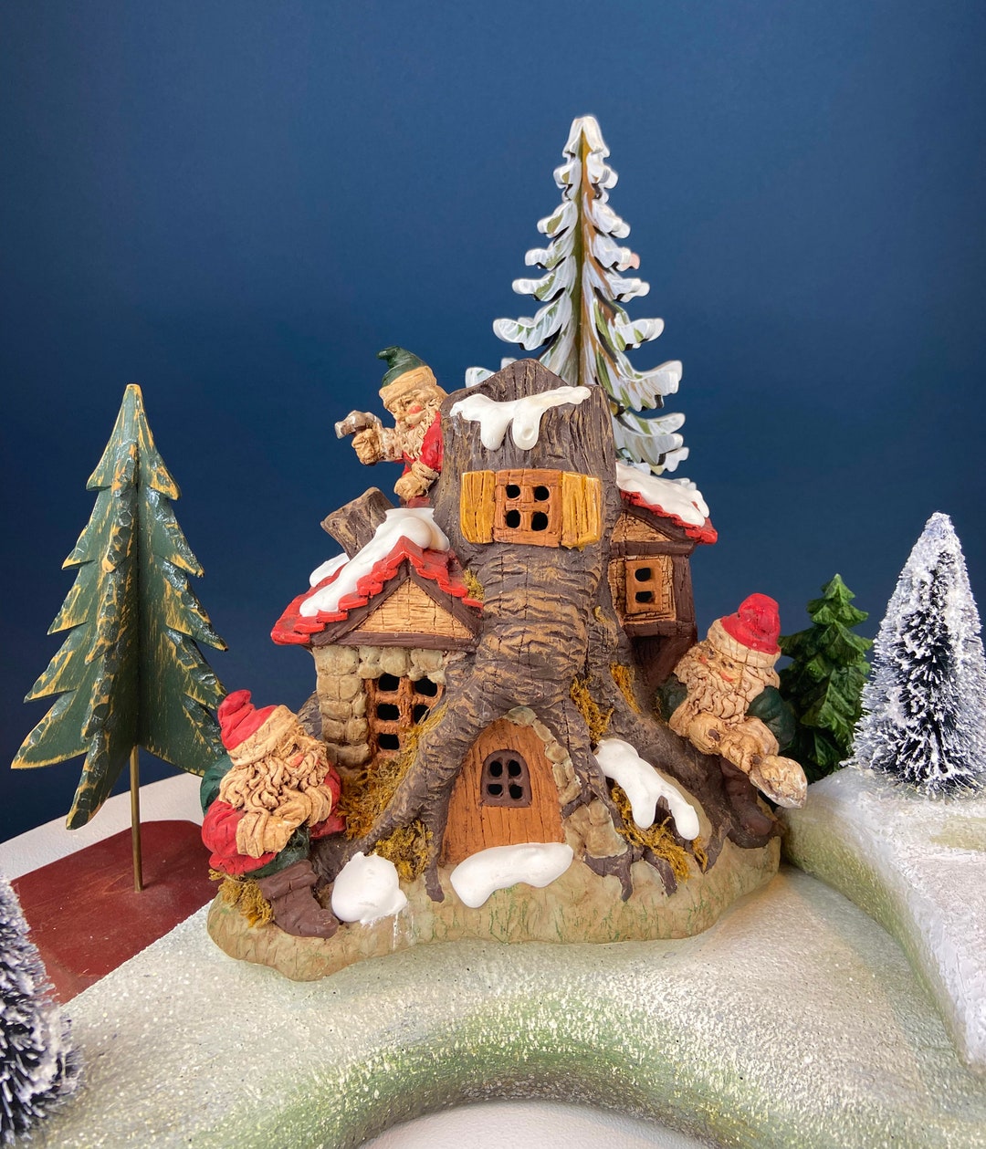 Elfen Reparieren ihr Baumhaus. Weihnachtsdorf Accessoires von Silvestri ... Elfen Reparieren ihr Baumhaus. Weihnachtsdorf Accessoires von Silvestri ...