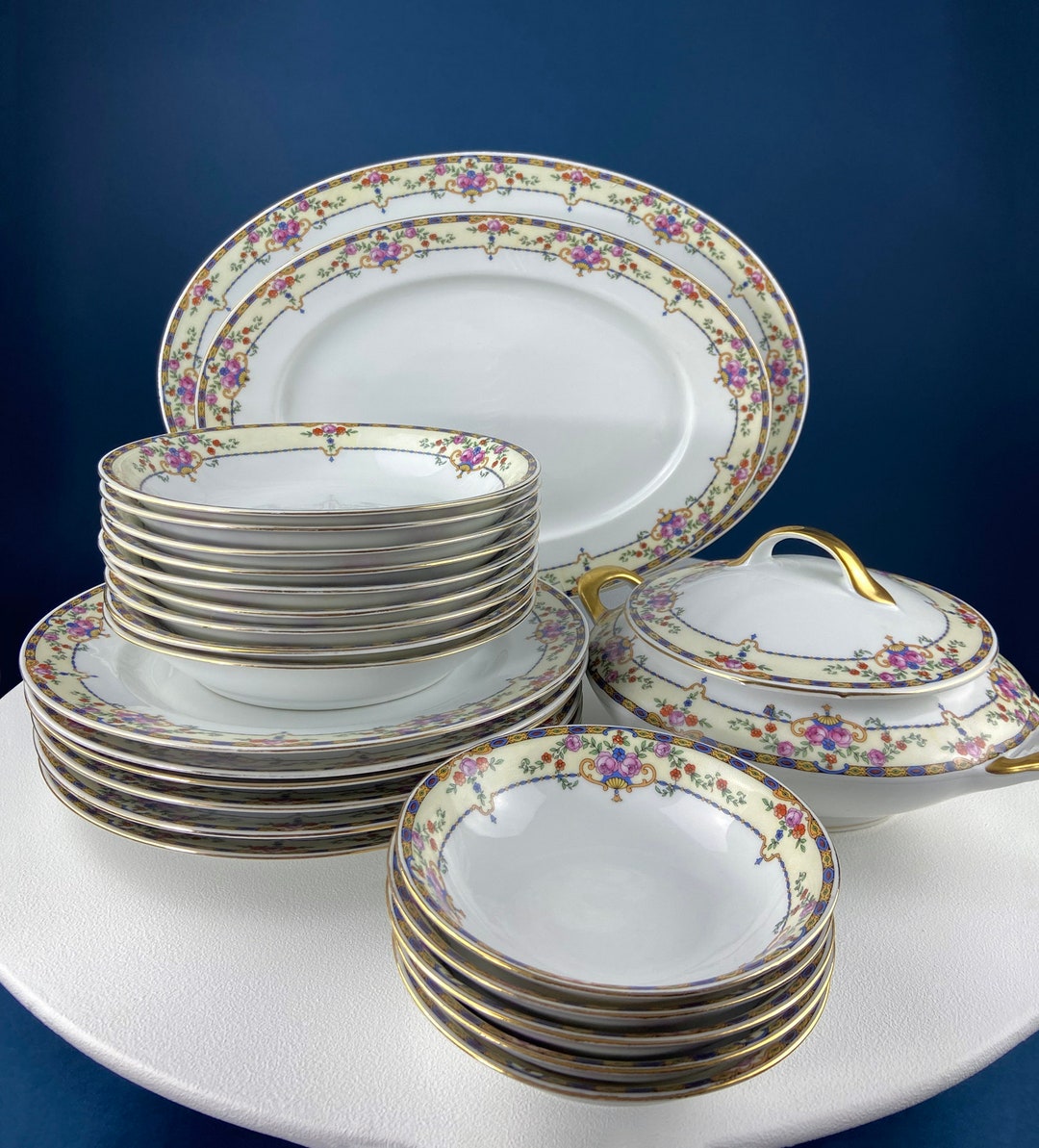Classic Vintage Dinner Set. Victoria Warwick. 6 Dinner Plates, 9 Soup ...
