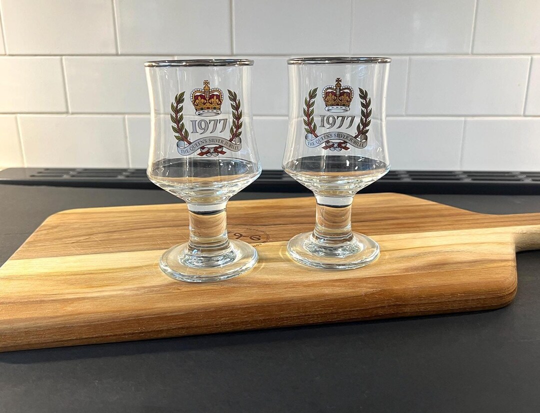 Set of 2 "queen's Jubilee" Glasses Commemorating Queen Elizabeth's ...