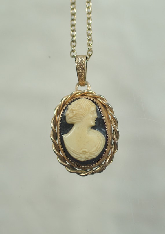 Cameo resin carved - Gem