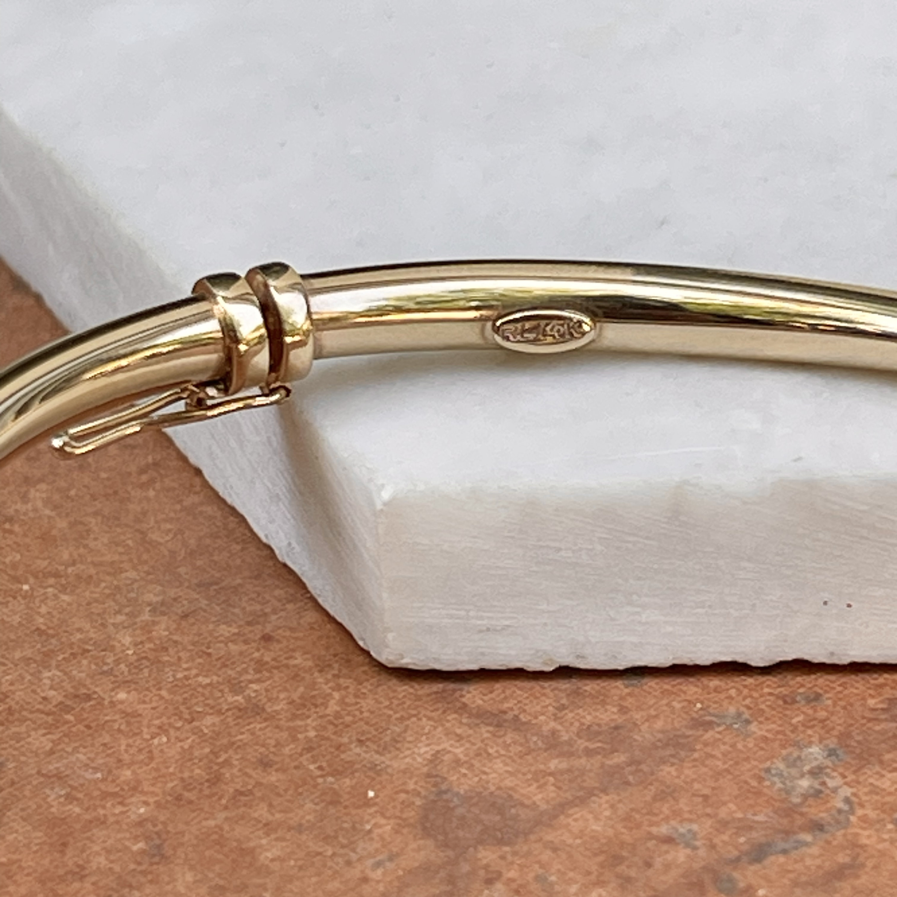 14KT Yellow Gold Round Wave Design Style Bangle Bracelet 14KT Yellow Gold Round Wave Design Style Bangle Bracelet