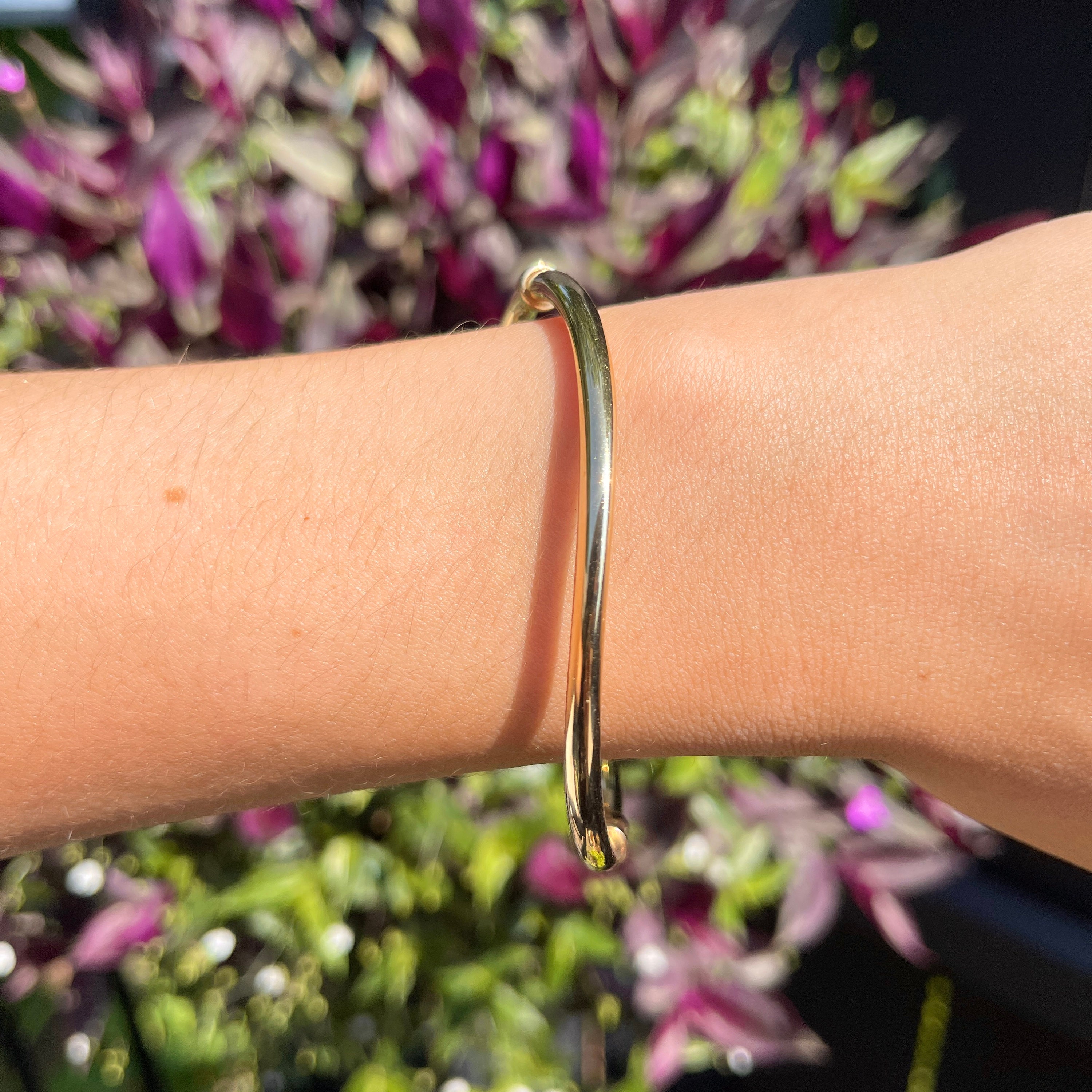 14KT Yellow Gold Round Wave Design Style Bangle Bracelet 14KT Yellow Gold Round Wave Design Style Bangle Bracelet