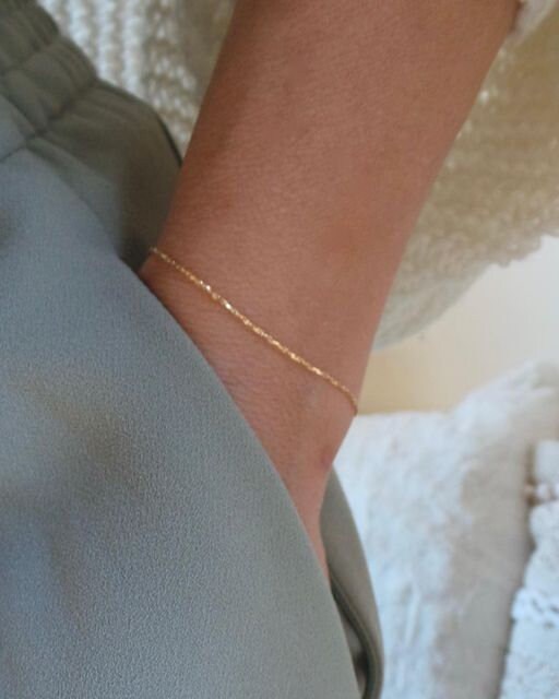 Minimalist bracelet. Thin chain bracelet. Dainty gold filled chain ...