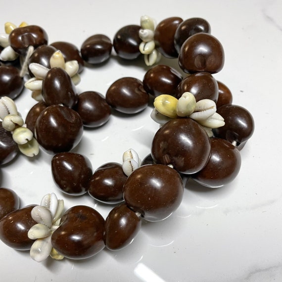 Long Vintage Natural Hawaiian Kukui Nut and Shell Nec… - Gem