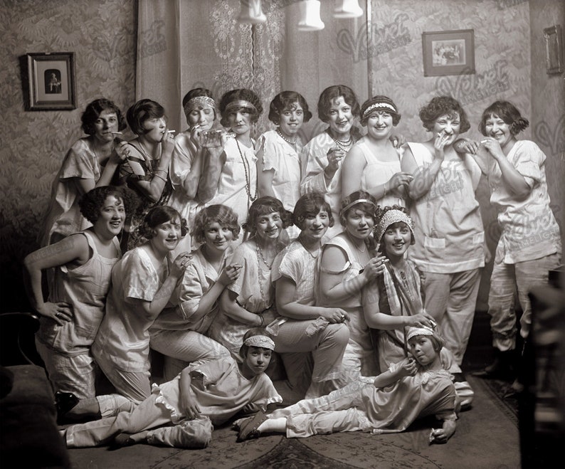 VINTAGE SLUMBER PARTY 1920er Jahre Flappers Frauen druckbare Ephemera ...