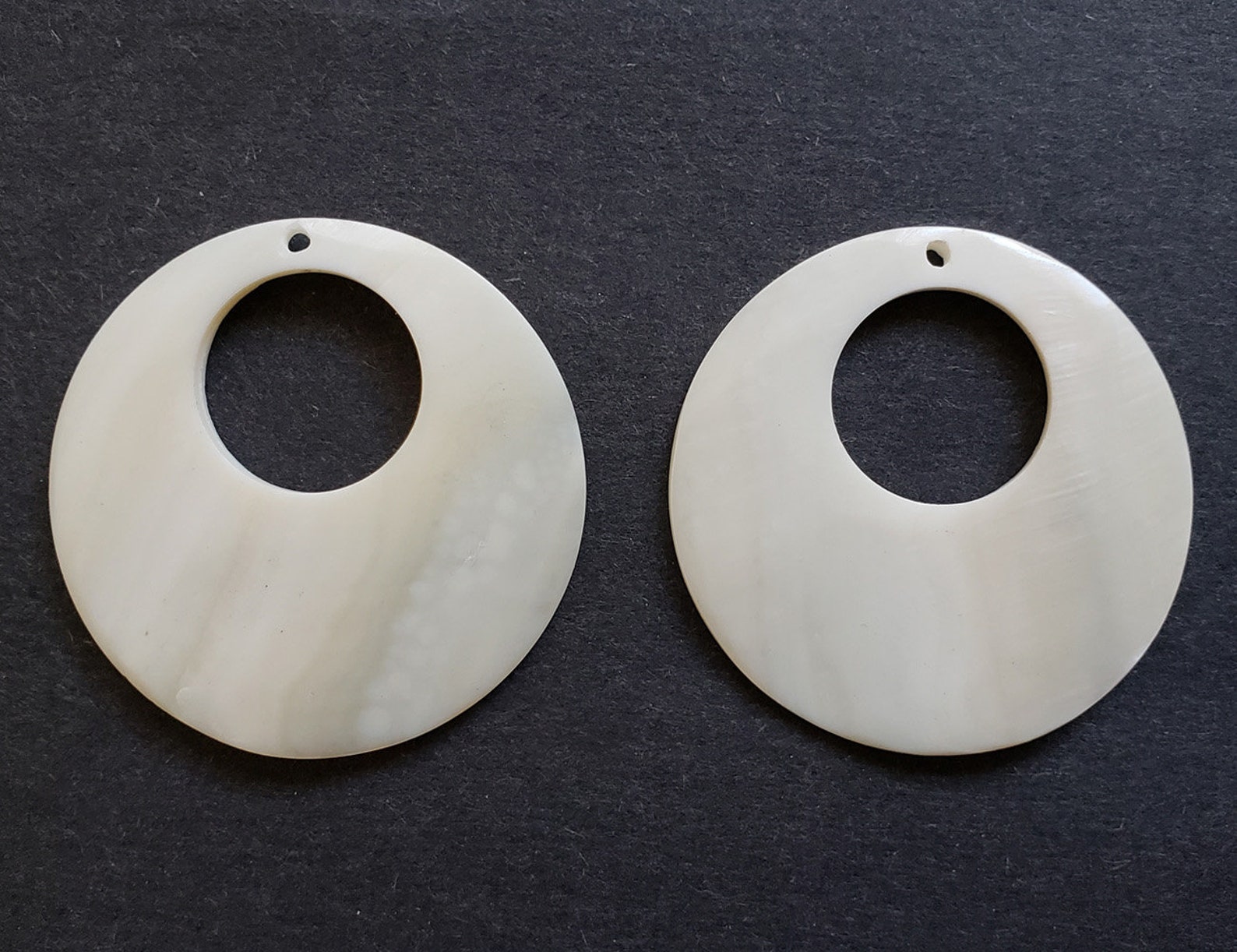 White Kabibi Shell Round Pendant 45 Mm - Etsy