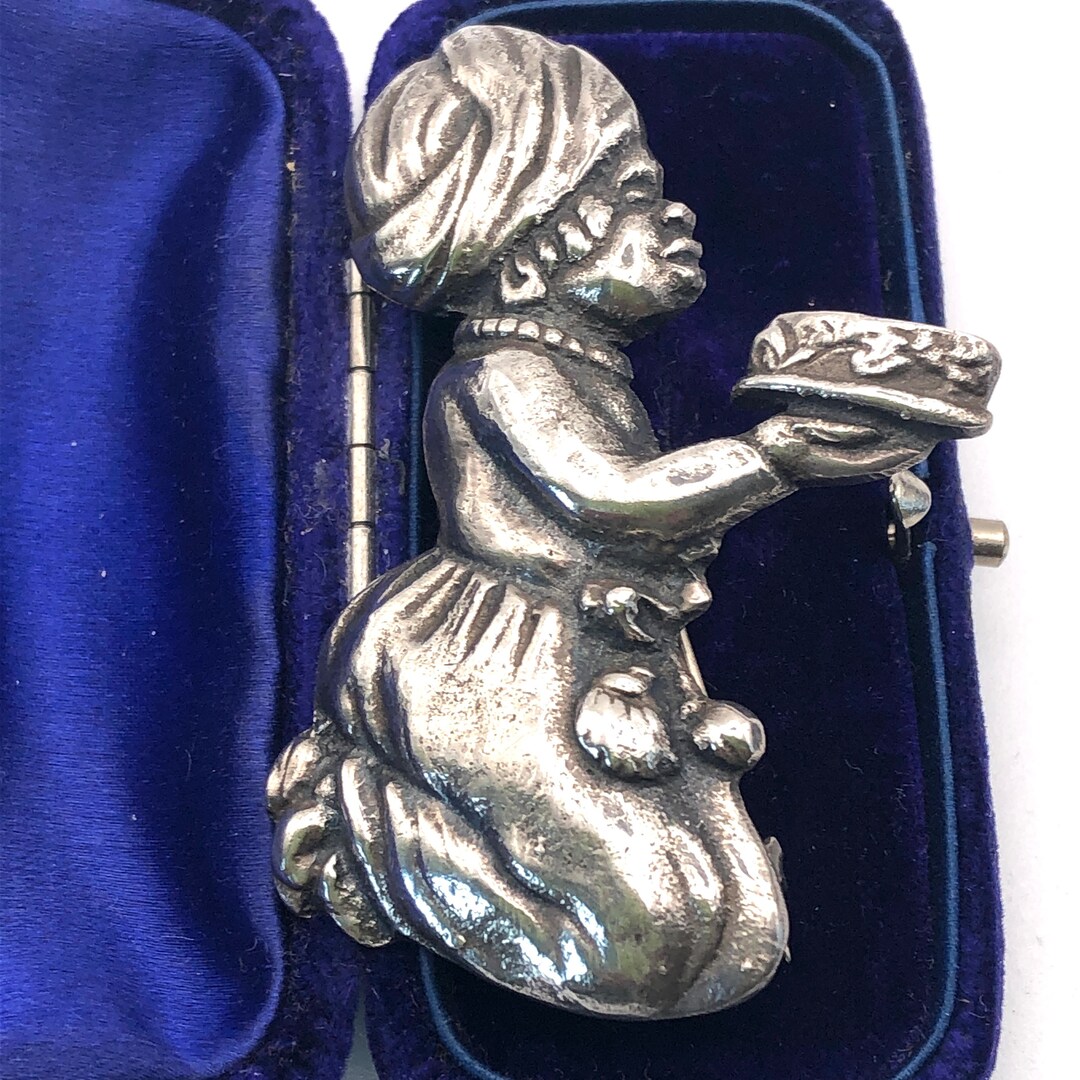 A 1940s Silver Brooch Depicting a Small Boy/genie Holding a Gift - Etsy