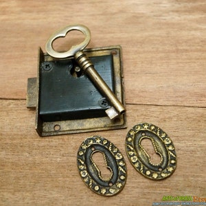 Antique Carved Flower Round KEY HOLE Vintage Key Lock and SKELETON Keys ...