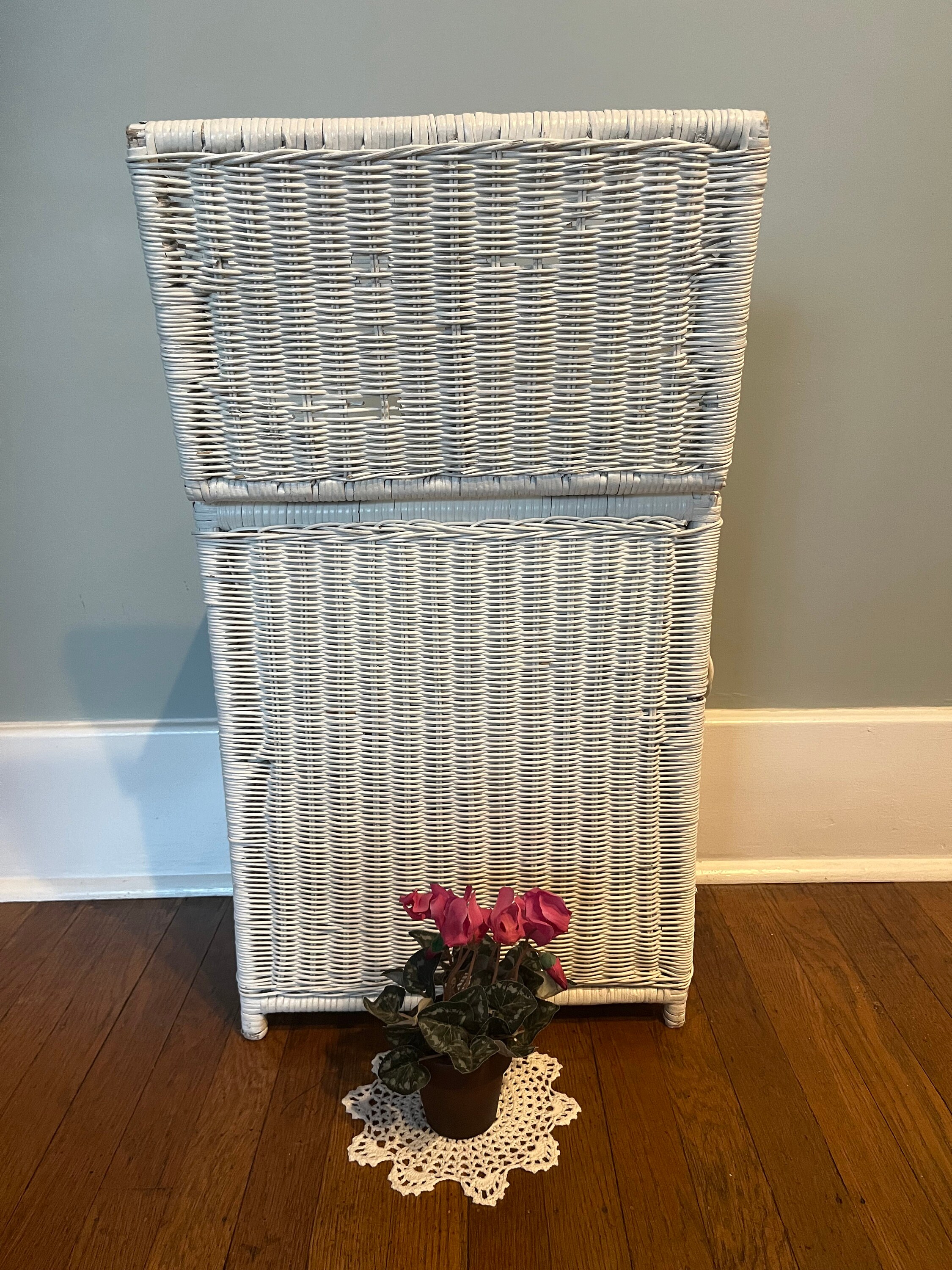 Vintage White Wicker Storage Hamper Laundry Basket White Wicker Beach ...