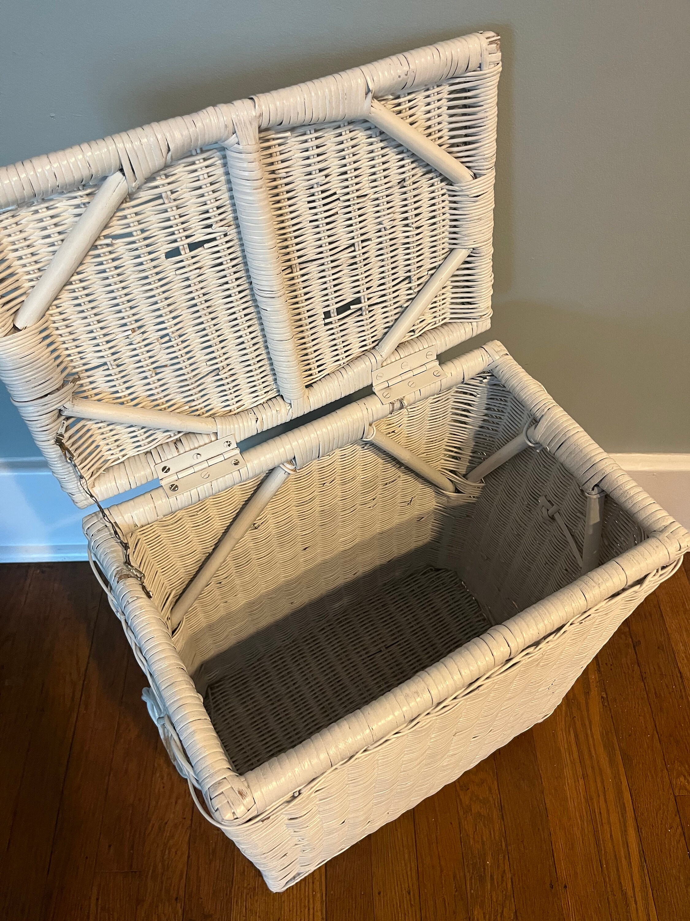 Vintage White Wicker Storage Hamper Laundry Basket White Wicker Beach ...