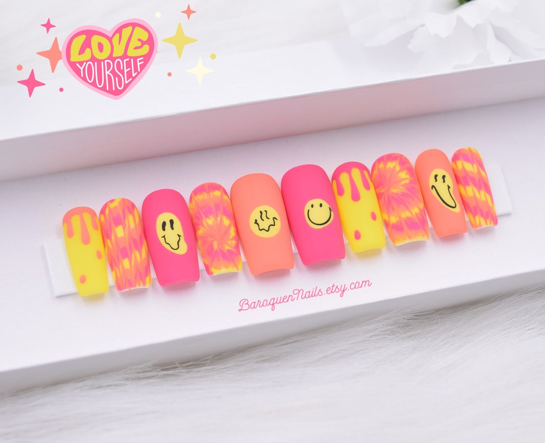 Presse tie-dye Trippy sur les ongles, smiley rose et jaune fluo, nail ...