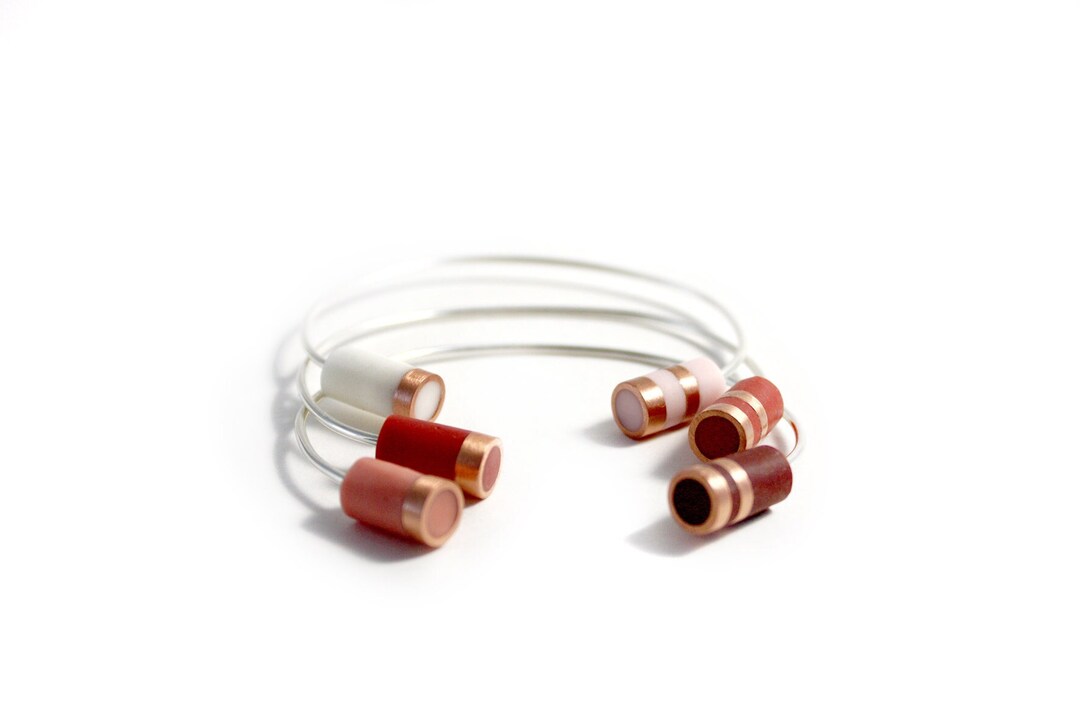 Bracelet Jonc De Style Moderne En Résine Colorée Et Cuivre Sur Un ...