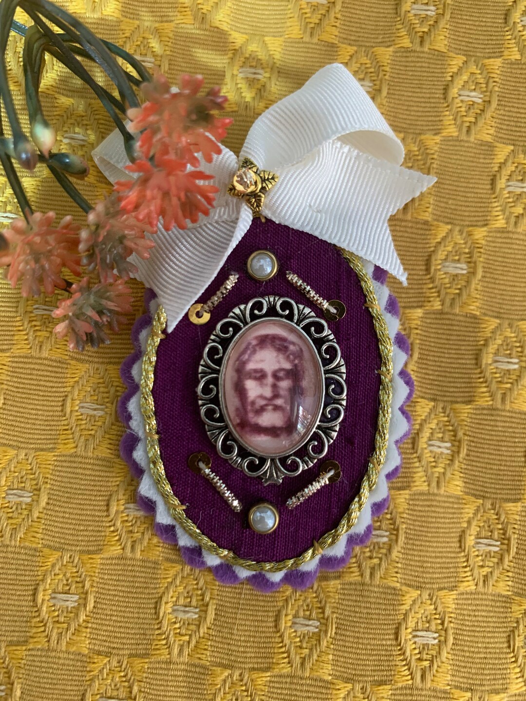 HOLY FACE. Hand-embroidered Scapular on Nazarene-colored Silk. - Etsy