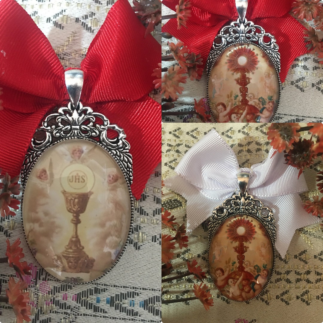 THE BLESSED SACRAMENT. Medallion, Brooch - Etsy