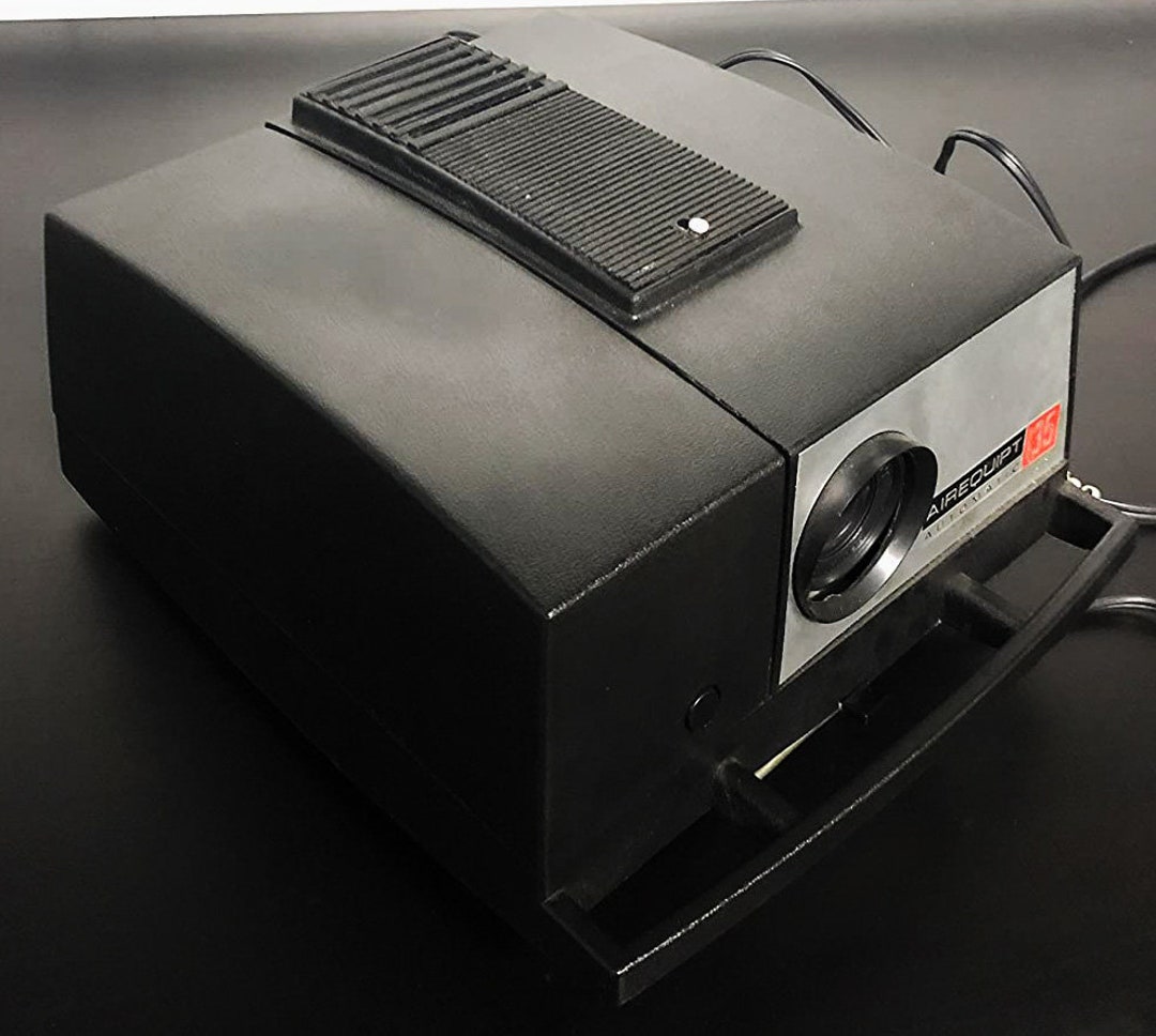 AIREQUIPT Sprite 135 Slide Projector / Includes Lamp bulb, Cord, Remote ...