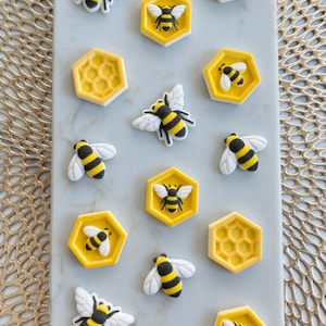 15 HONEY BEES EDIBLE Sugar Cupcake or Cake Toppers - Bee Decorations ...