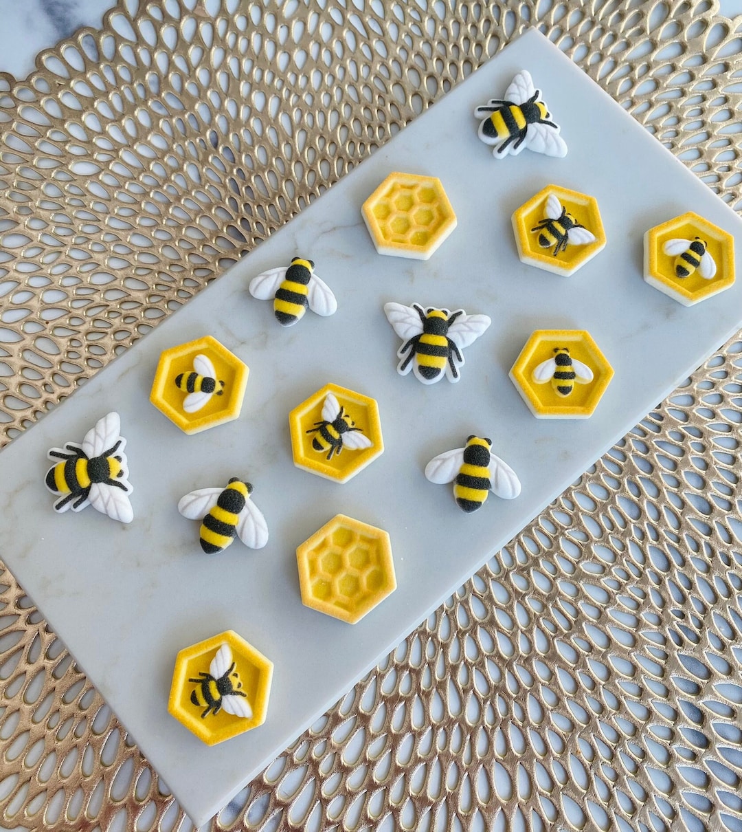 15 HONEY BEES EDIBLE Sugar Cupcake or Cake Toppers - Bee Decorations ...