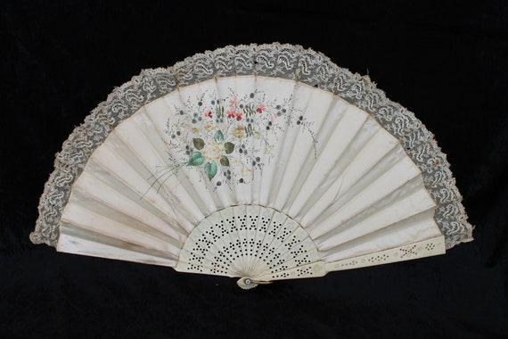 Victorian cream silk and lace folding hand fan, 1860-… - Gem