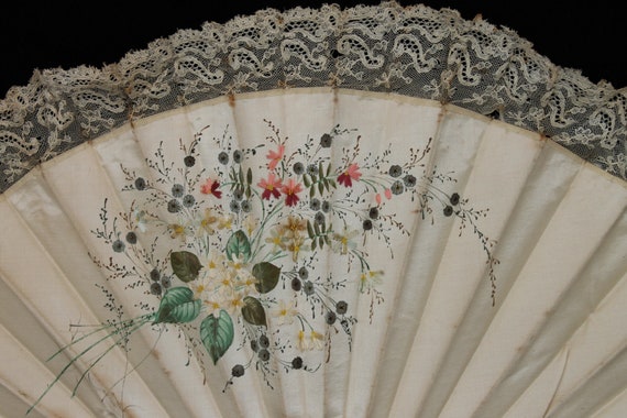 Victorian cream silk and lace folding hand fan, 1860-… - Gem