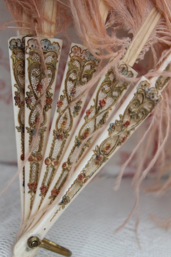 Edwardian or Art Deco Ostrich feather fan, peach wedd… - Gem