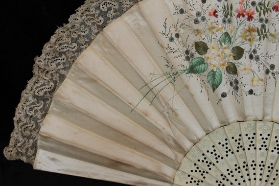 Victorian cream silk and lace folding hand fan, 1860-… - Gem