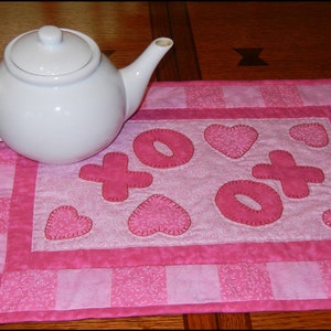 PDF Pattern for Hugs & Kisses Valentine Table Runner, Valentine Table ...