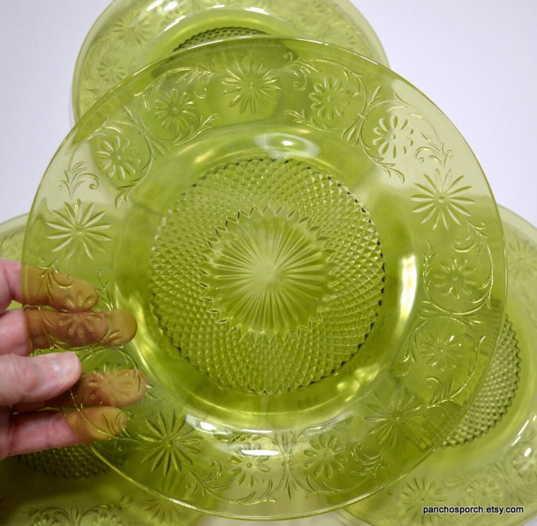 Vintage GREEN DAISY Dinner Plate Set of 4 Avocado Green Pressed Glass ...