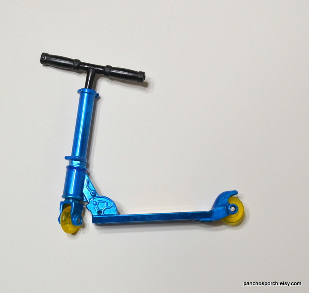 Vintage Scooterz Toy Wendys Kids Meal Promo Blue Yellow Small Scooter ...