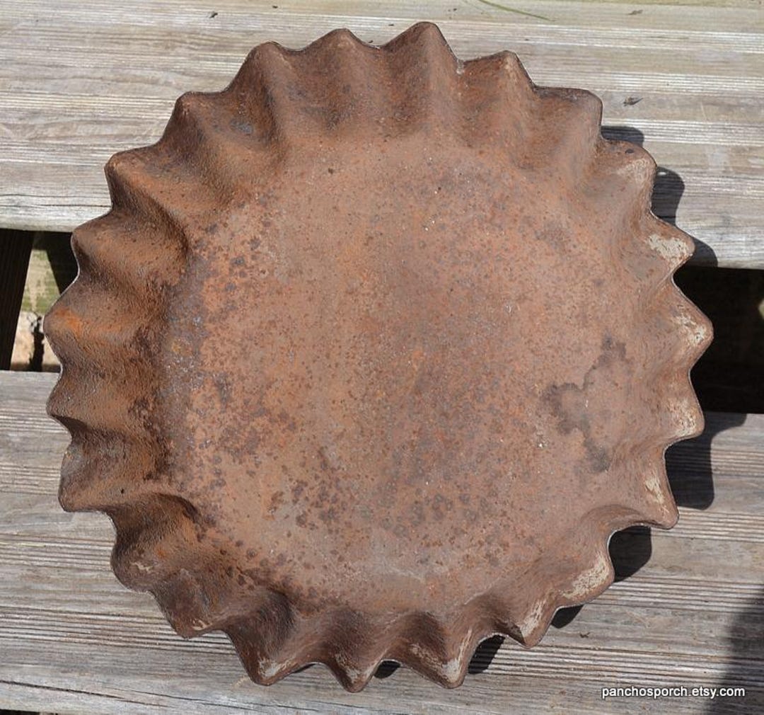 Vintage Rusty Metal Animal Feed Pan Bottle Cap Shaped Fluted Heavy ...
