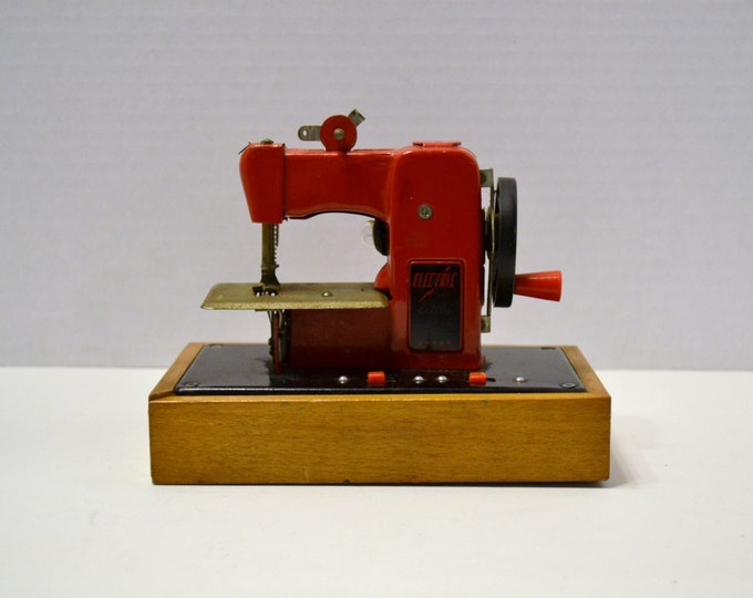 Vintage Toy Sewing Machine Little Modiste Metal Red Japan Panchosporch ...