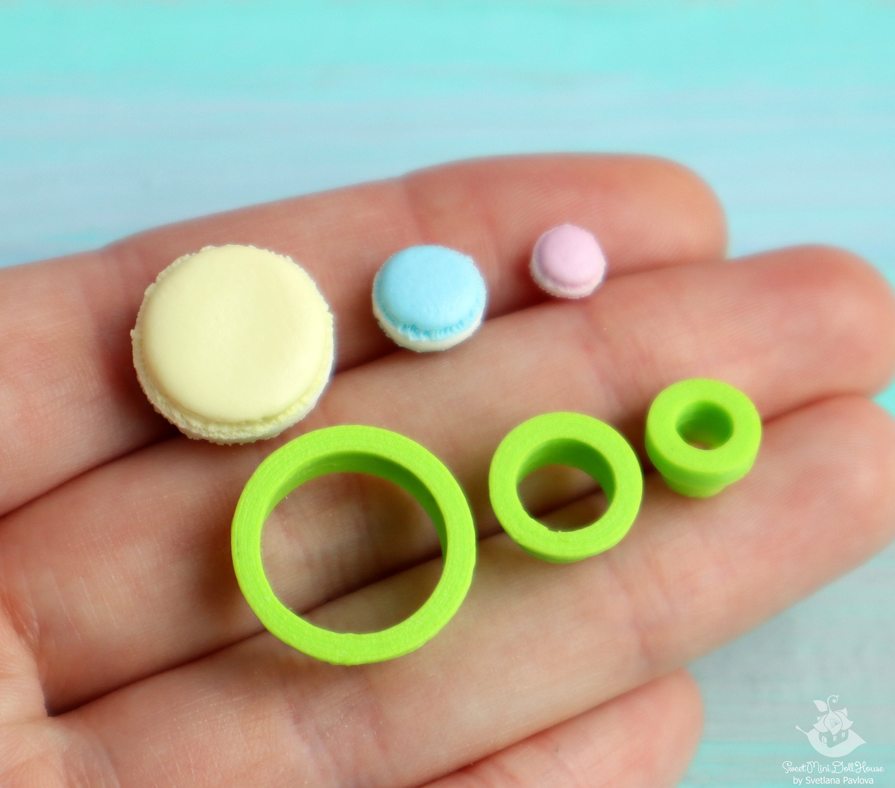 2 cm Custom cutters Miniature gingerbread are not included in the price ...