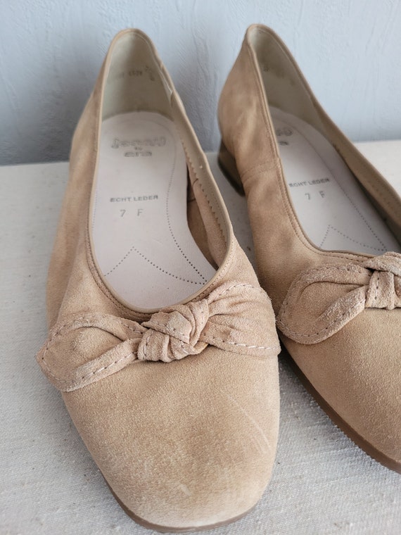 Vintage Suede Leather Pumps in Tan | Round Toe Low He… - Gem