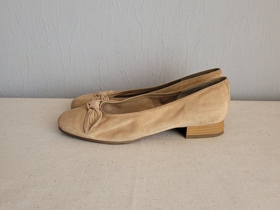 Vintage Suede Leather Pumps in Tan | Round Toe Low He… - Gem